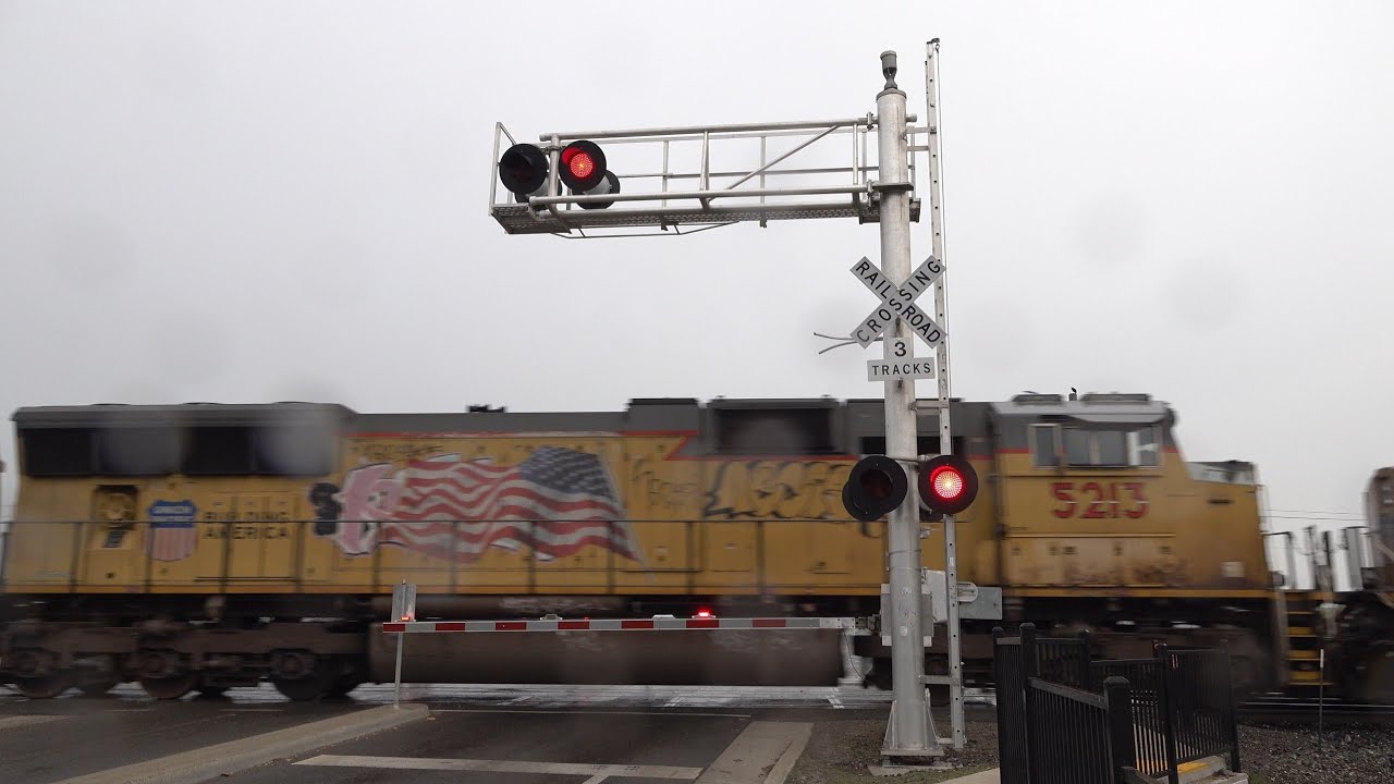 UP 5427 MOARV Manifest Freight Train East, 28th St Railroad Crossing, Sacramento CA - YouTube