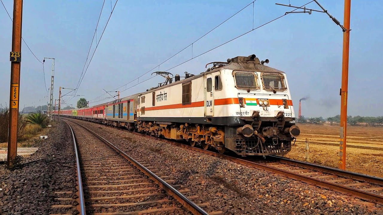 |[LHB Train on a Curve]| DN Mumbai CSMT - Howrah GITANJALI Express ...