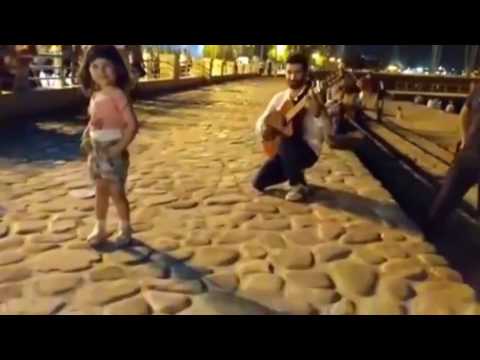Bulvarda xoş görüntüler. Balaca qızın reqsi