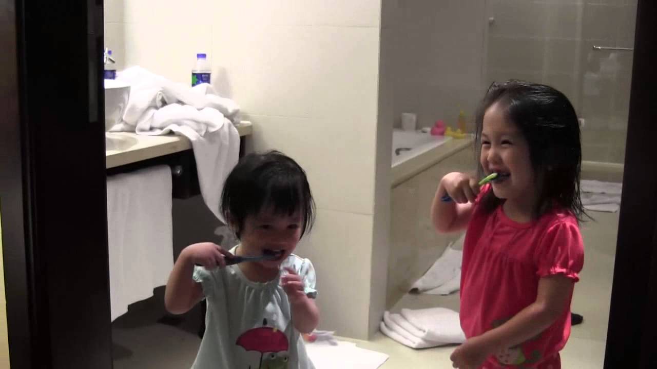 Girls brushing teeth - YouTube