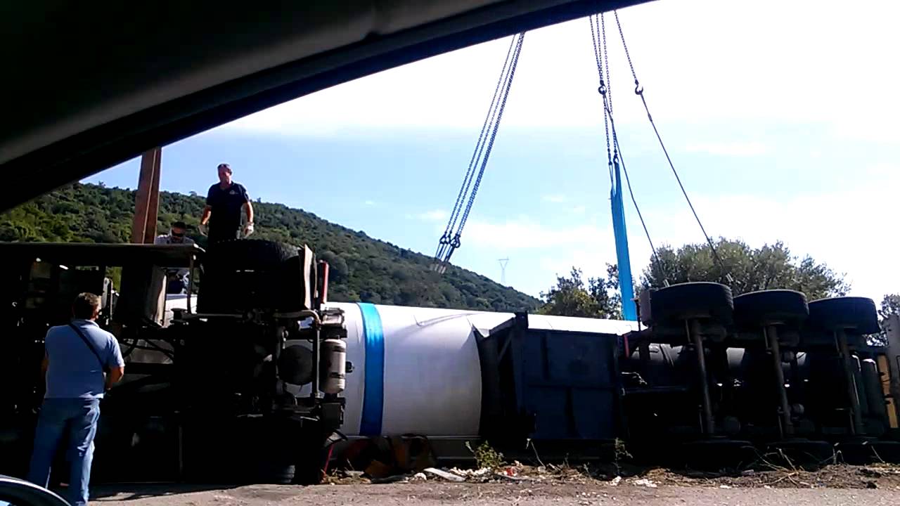 Ανατροπη βυτιοφορου χθες, στις φονικες στροφες του - YouTube