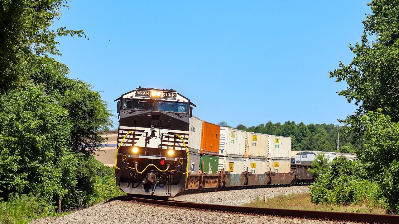 Comin’ at ya!! NS AC44C6M #4695 leads 154 - YouTube
