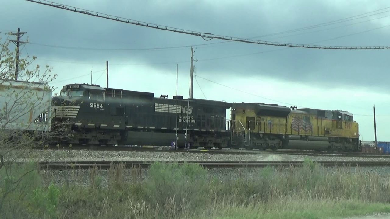 UP #8981 Leads Manifest Freight Train - YouTube