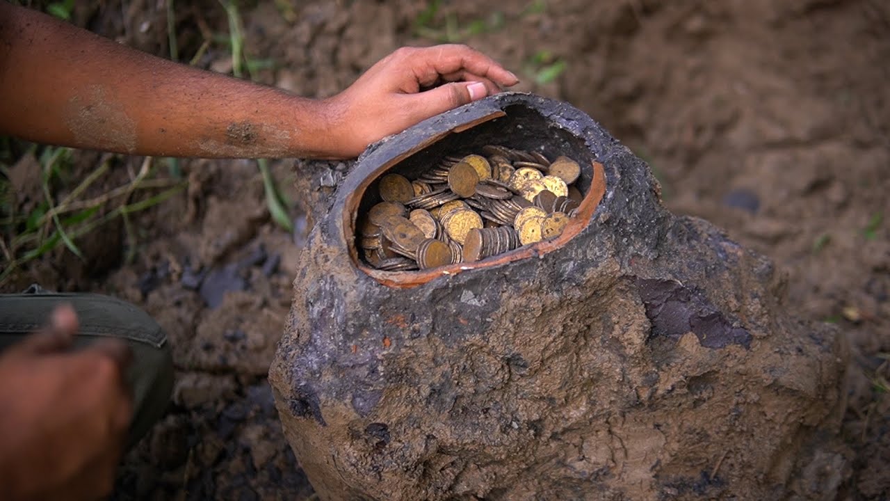 You won’t Believe What’s Inside This Rock!! 2000-year-old Treasure ...