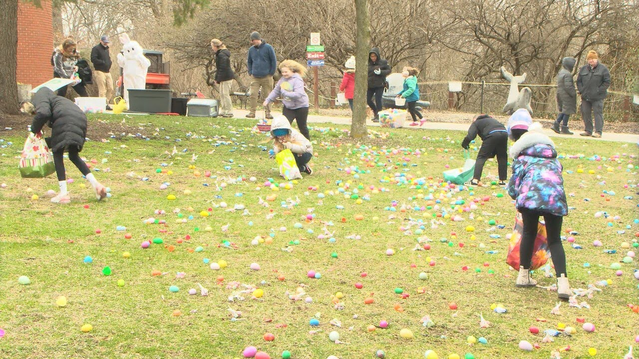 Peoria Zoo hosts annual Easter Egg Scramble - YouTube