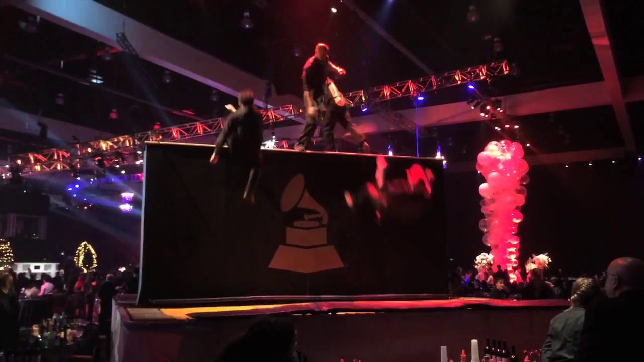 Tramp Wall Classic - YouTube