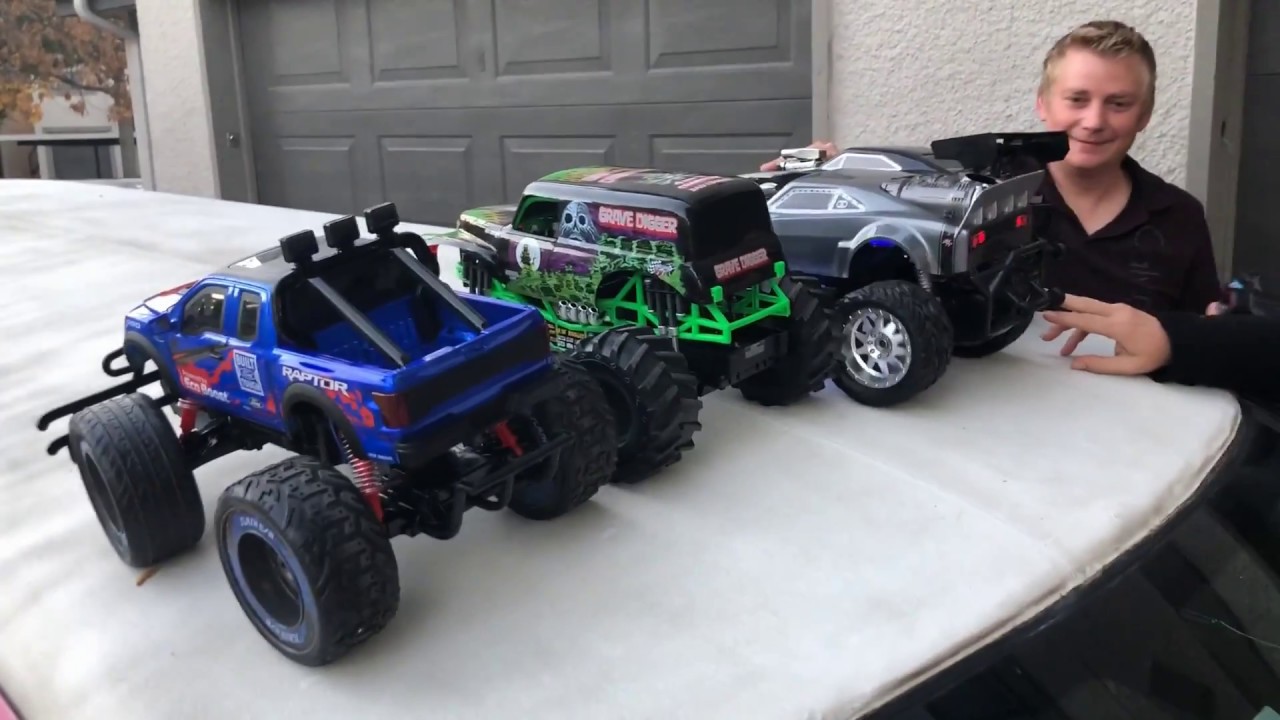 Racing RC Cars across length of The Pink Limo - YouTube