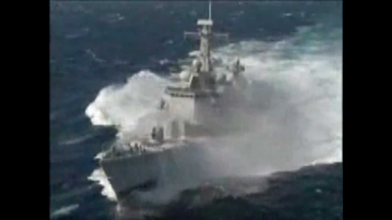 Fragata da marinha enfrenta mar revolto. - YouTube