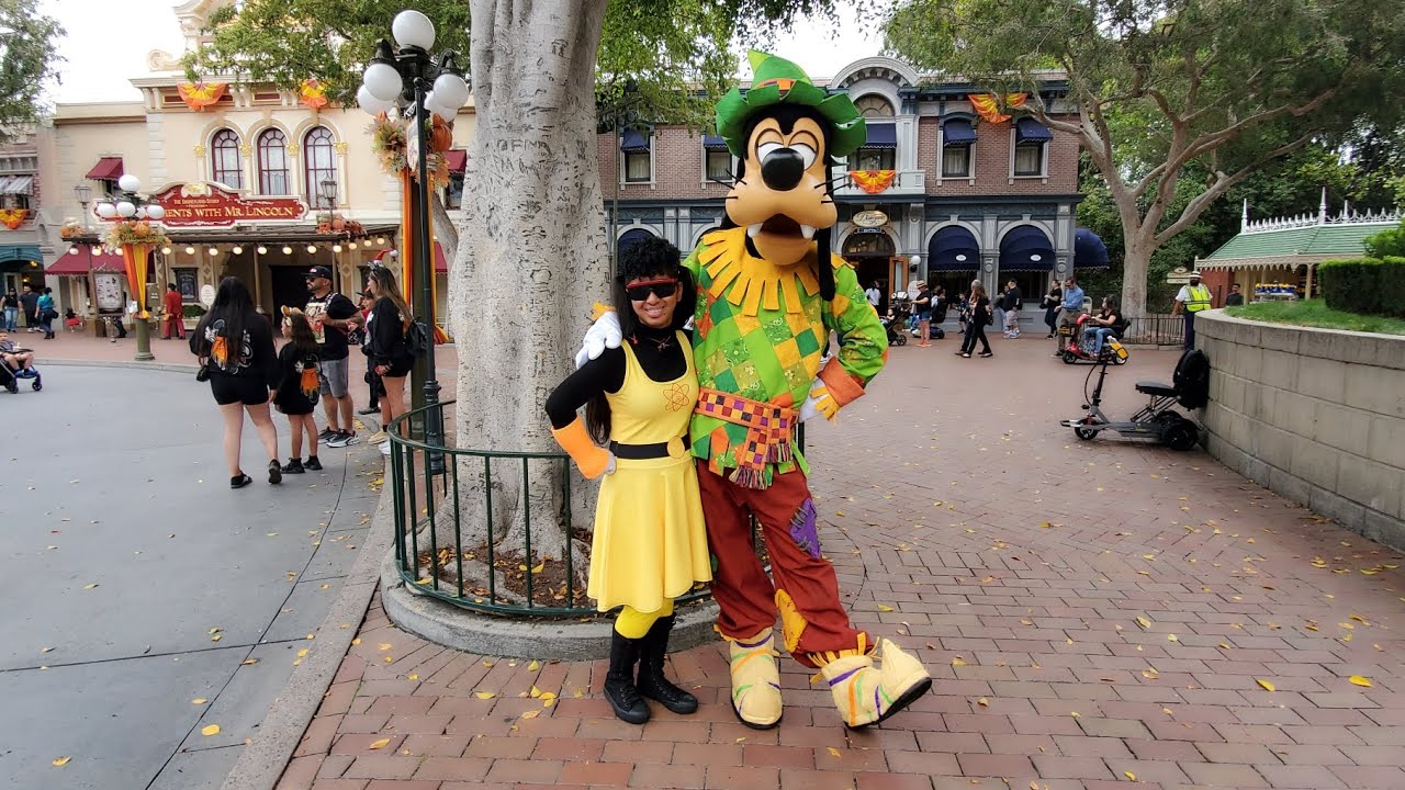 I as Powerline Maxine meets Scarecrow Goofy in Disneyland 2024 - YouTube