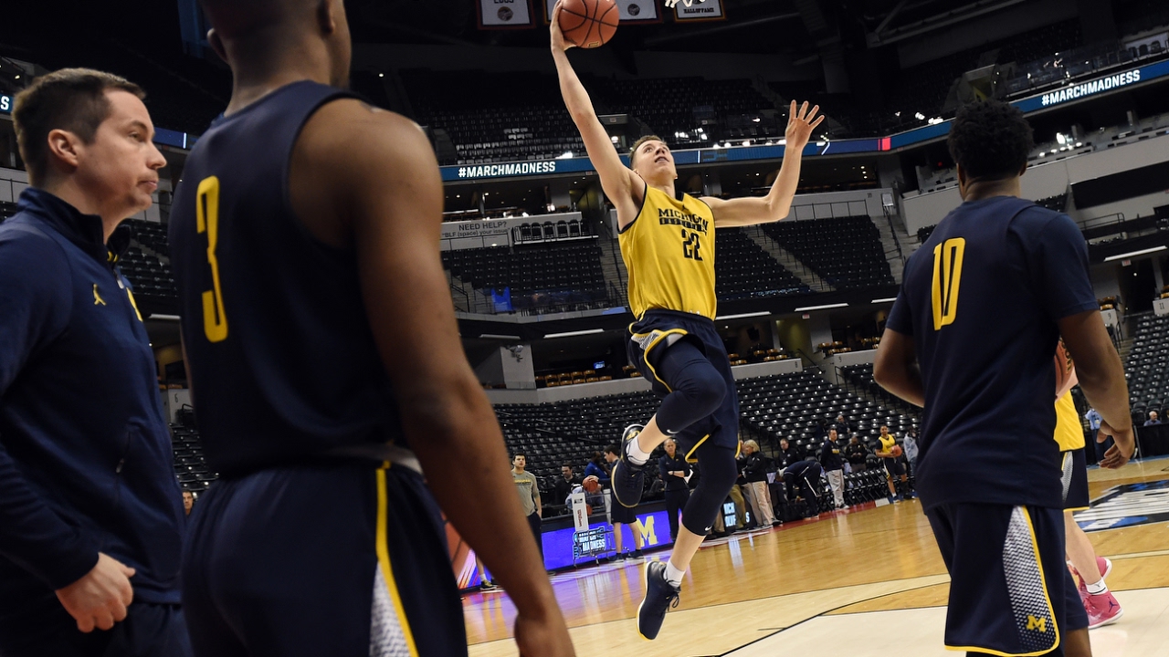 See Michigan basketball dunk during open practice in Indy - YouTube