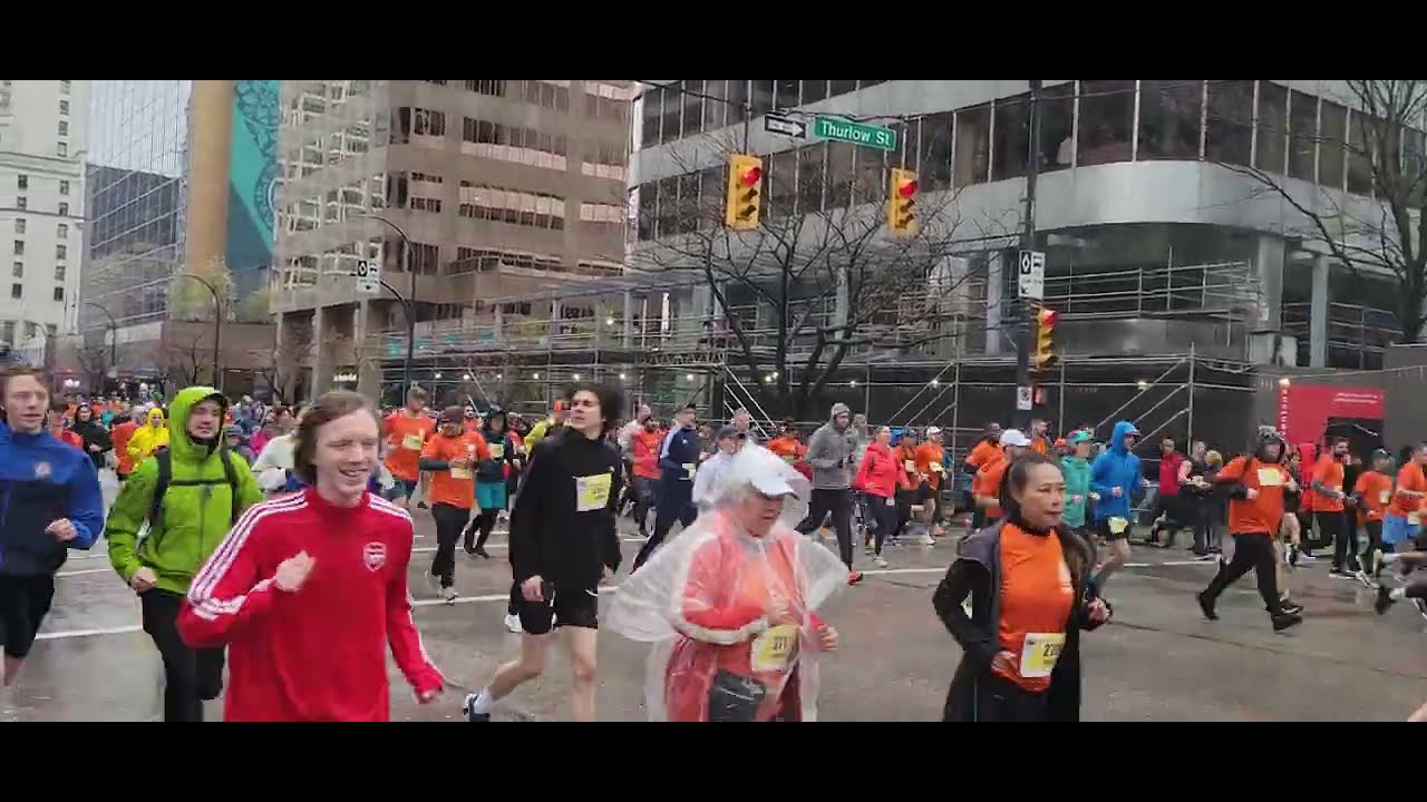 35,000 show up for the Vancouver Sun Run 2023 despite the rain. - YouTube