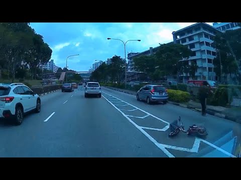 20jan2020 bishan flyover ebike / PAB cut over the chevrons markings and ...