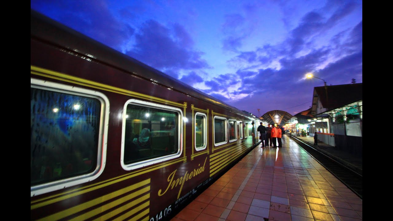Kereta api Taksaka Malam membawa kawis Imperial tiba di stasiun ...