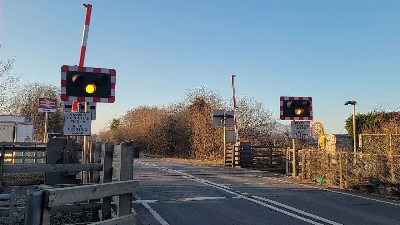 Tygwyn Level Crossing ,Gwynedd - YouTube