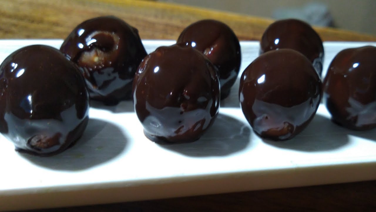 No Bake Choco Balls Recipe | Biscuit Choco Balls Recipe | Swadishta ...
