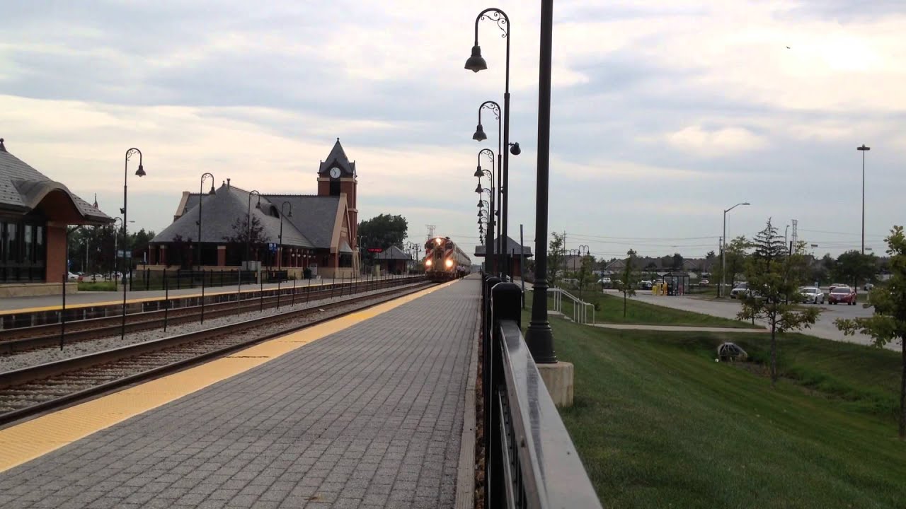 Metra MP36 407 pushes a commuter train through Tinley Park - YouTube