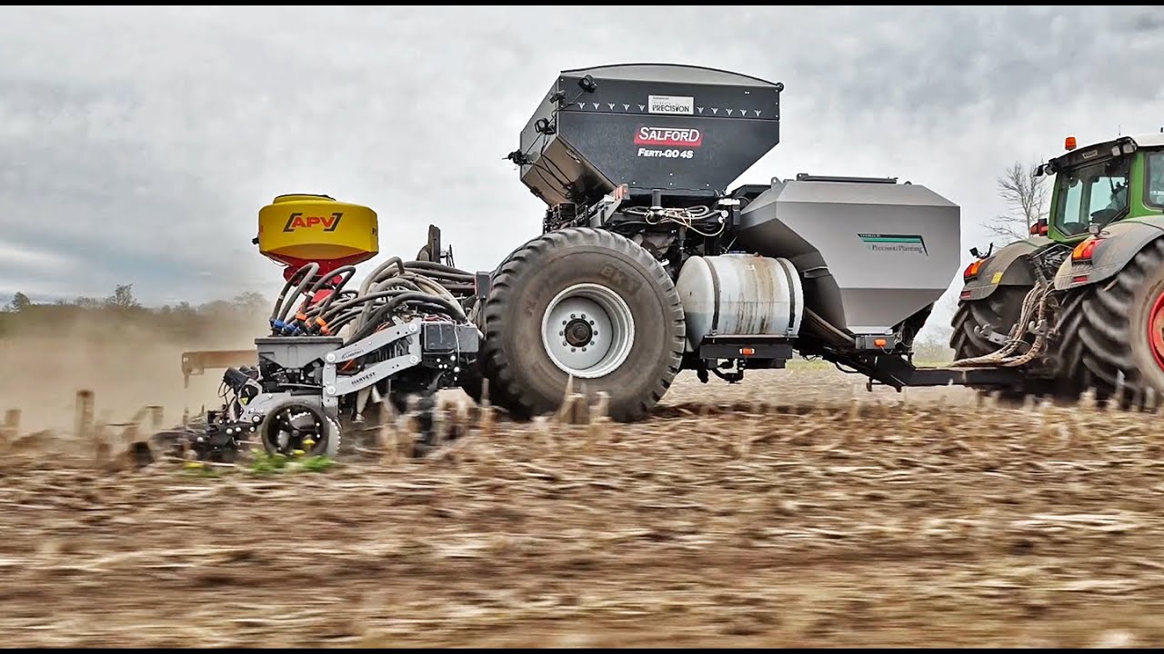 2024 12 row 30" Harvest International Vertical Fold Planter - YouTube