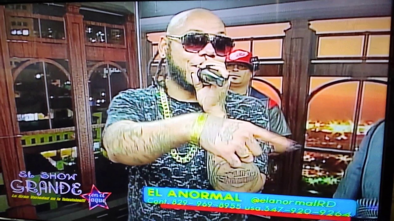 EL ANORMAL CON SUS BAILARINAS Y DJ, DEBUNTANDO EN EL SHOW GRANDE - YouTube