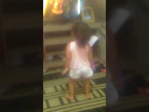 Menina de 2 anos arraza dançando funk
