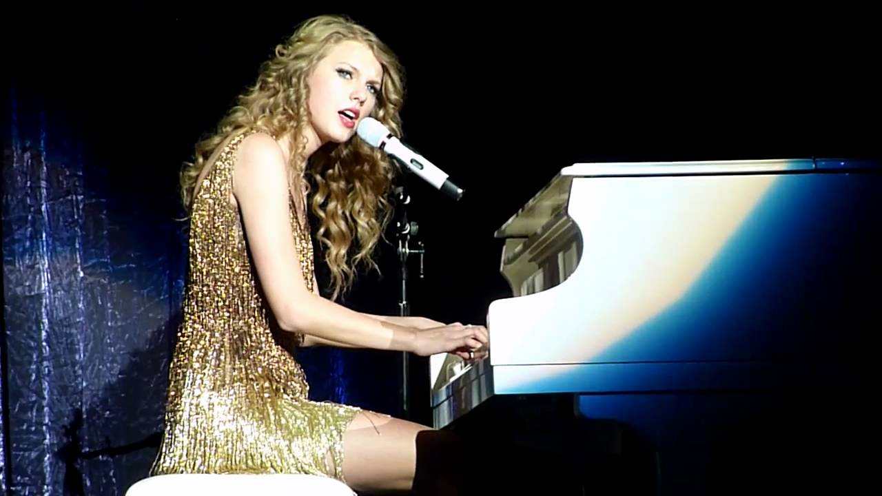 Taylor Swift - Back To December (Live) - YouTube