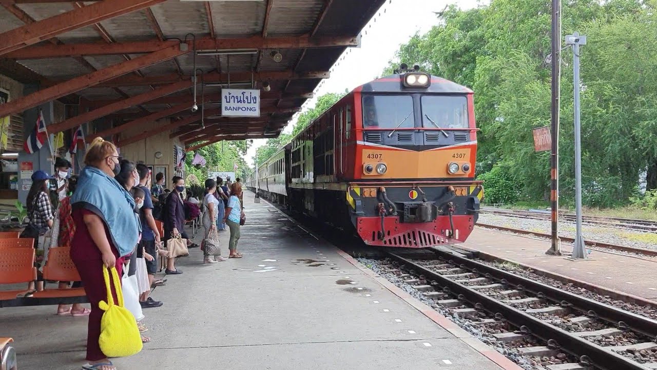 ขบวน 255 จอดบ้านโป่ง การโดยสารหนาแน่น Ordinary train 255 - YouTube