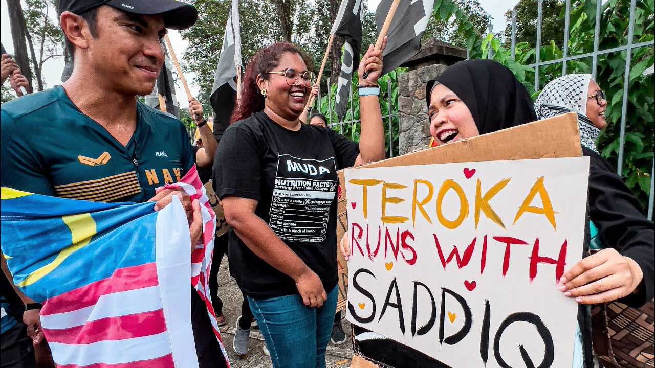 MP Muar Syed Saddiq and Parti MUDA ran to Parliment Gates to protest ...