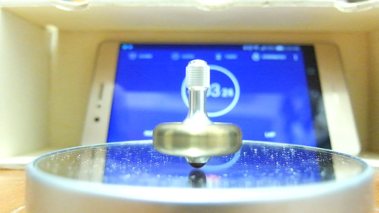 Kickstarterで入手した、6分間回り続ける独楽 Prometheus Lambda(プロメテウスラムダ) - YouTube