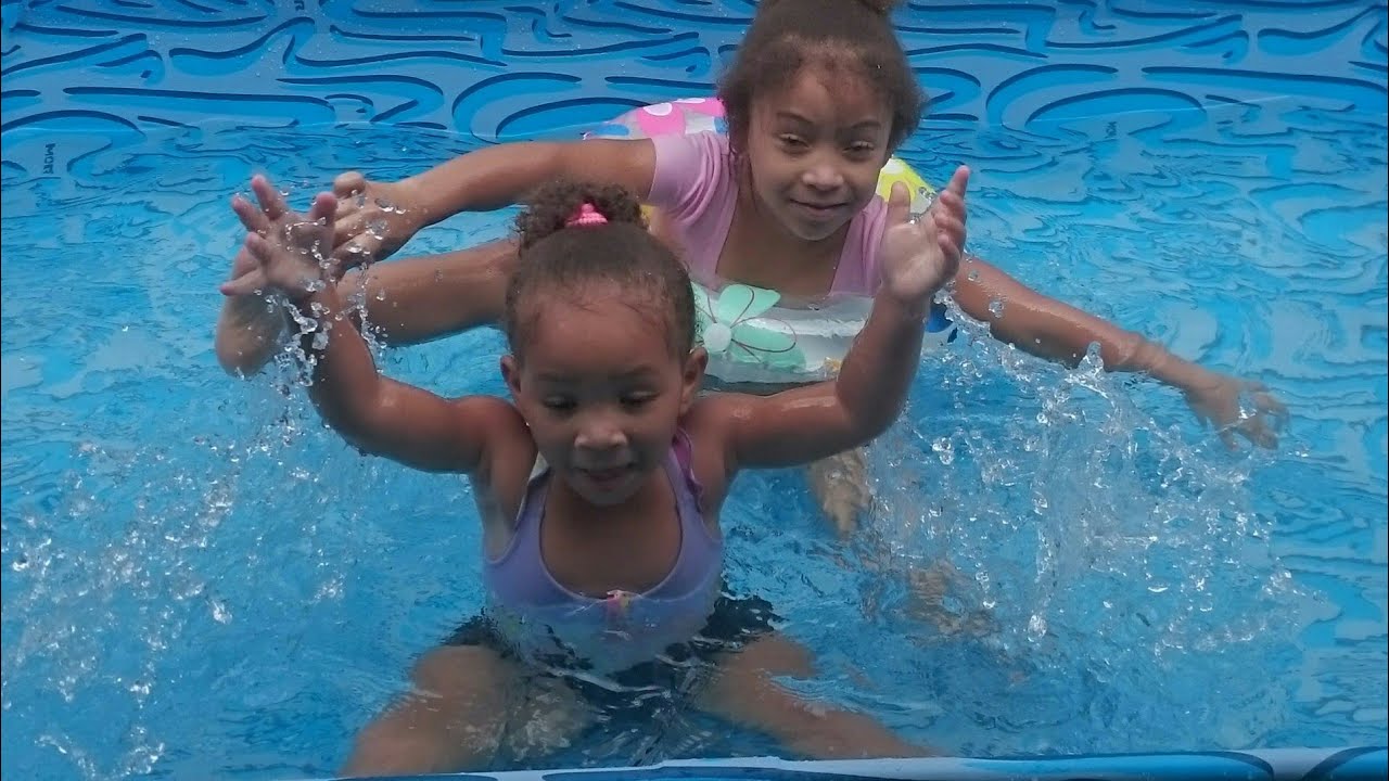 Brincando na piscina - YouTube