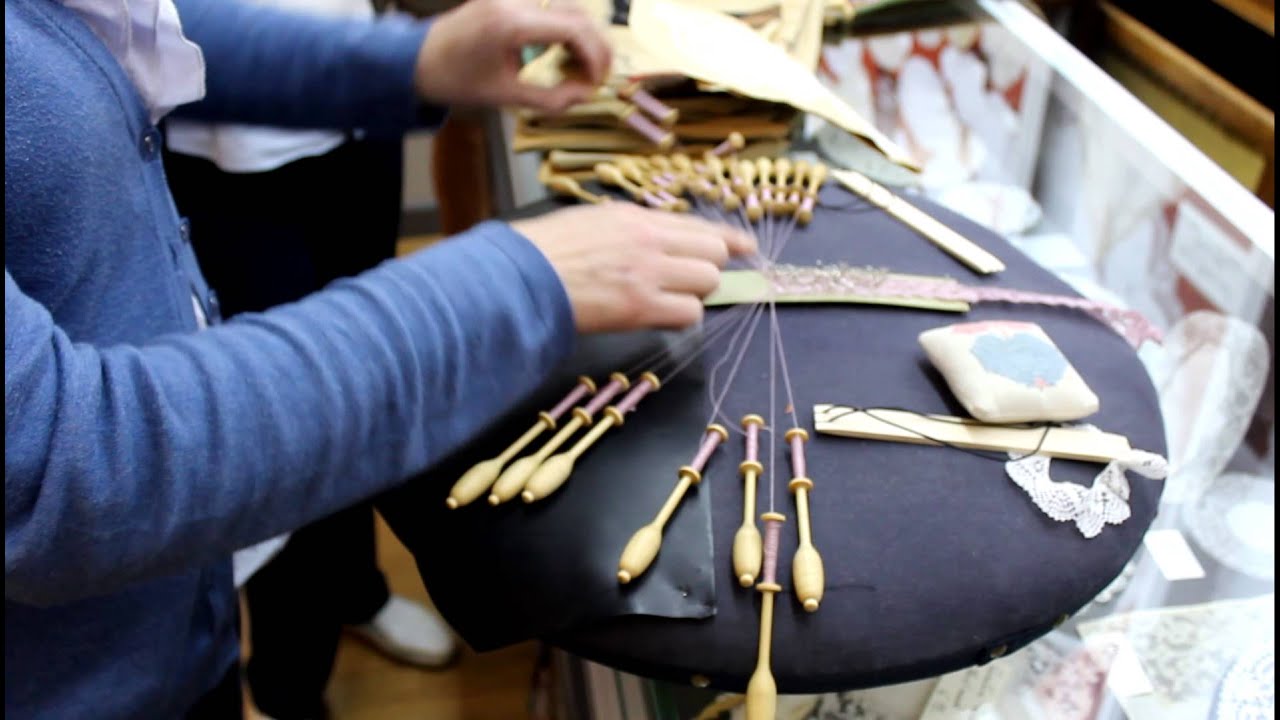 Making lace in Brugge - YouTube