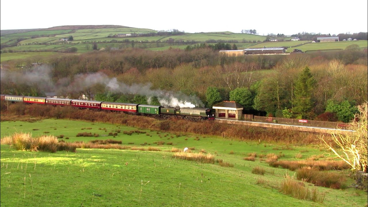 City Of Wells Storms Through the Irwell Valley! East Lancs Santa ...