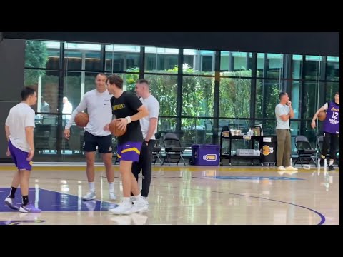 Austin Reaves seemingly does a little bit more at Lakers practice.shooting free throws and threes 