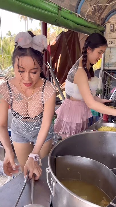 Hardworking Thai Lady Cooking Noodles on Food Truck -Thai Street Food - YouTube