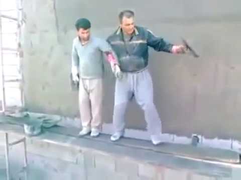 Halay çekerken iskeleden düşen Iraklı işçiler :)