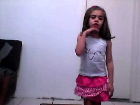 Manuela dançando show das poderosas..