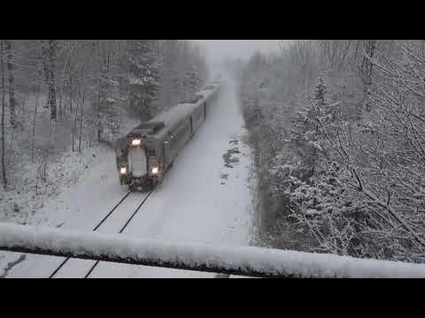 NJT 78 Kicks Up Snow in Wallkill, NY (12/11/2022) NJTR GP40PH-2B 4218 - YouTube