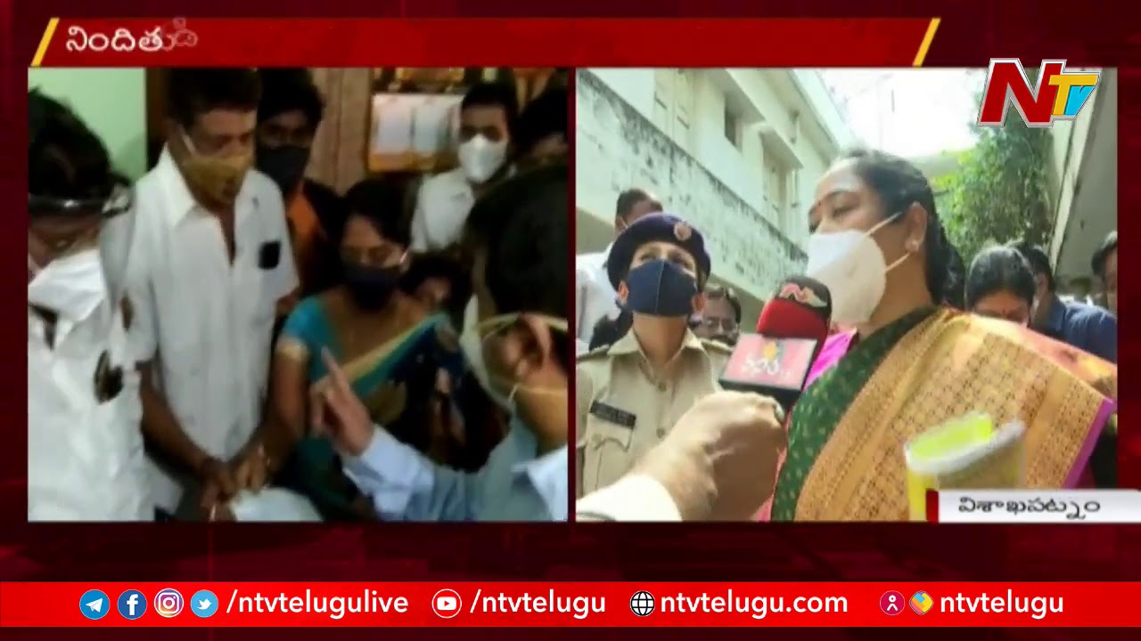 Home Minister Sucharitha Gives 10 lakh Cheque to Varalakshmi Family ...
