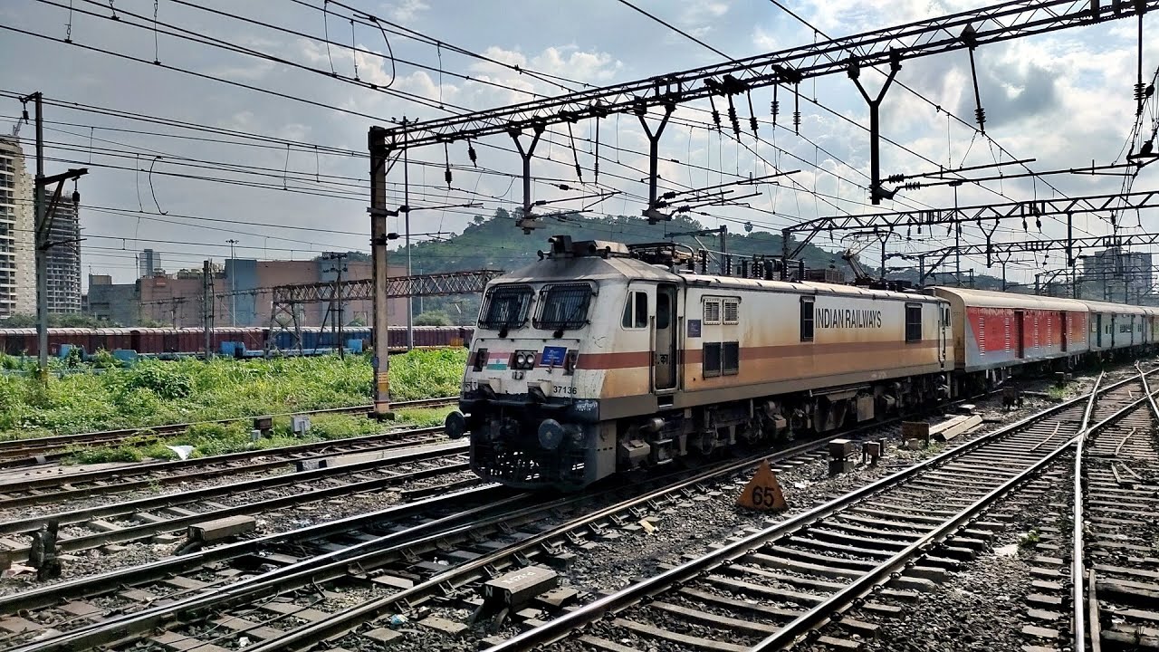 EMU Departs and Janta Express Arrives at Kalyan Junction - YouTube