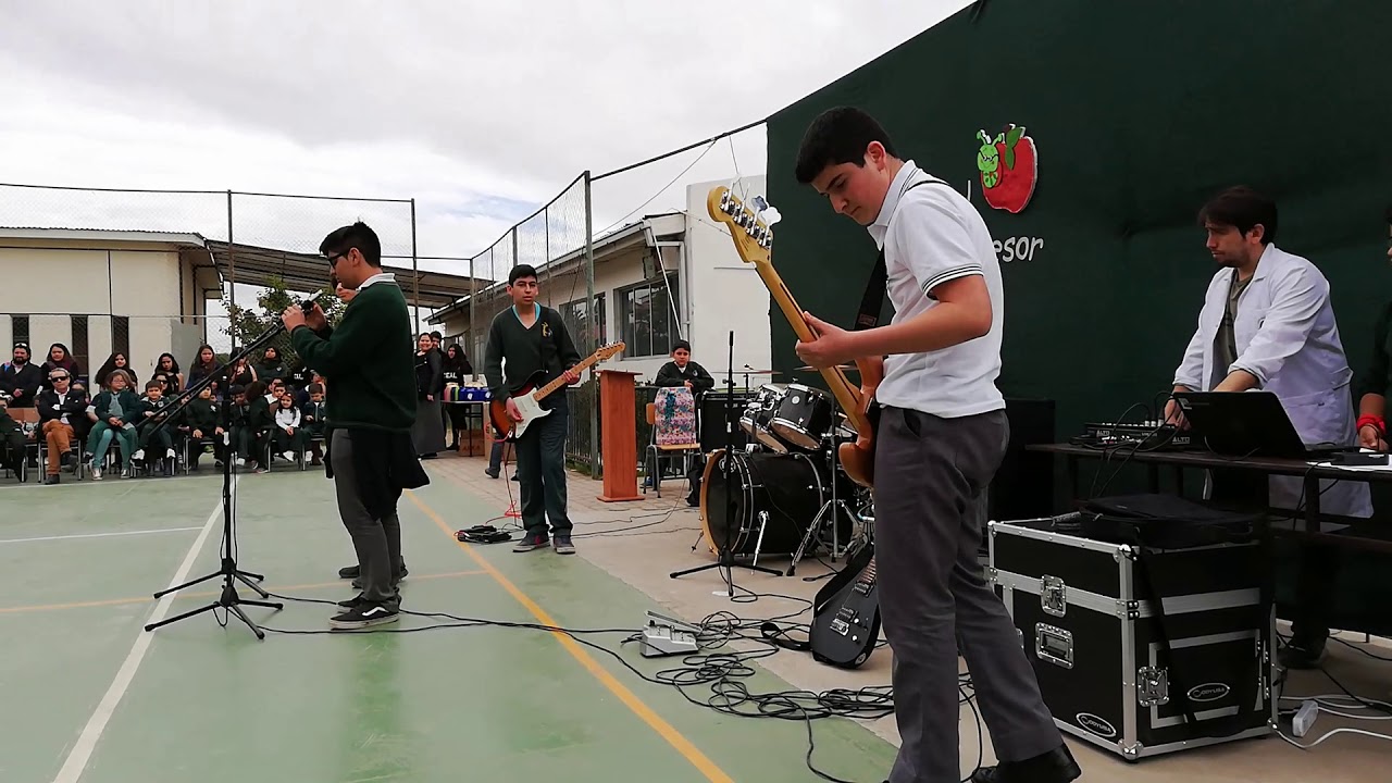Banda tocando canciones termina mal - YouTube