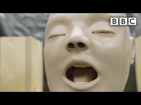 Spewing robot 'Vomiting Larry': unusual weapon against a highly infectious virus - BBC