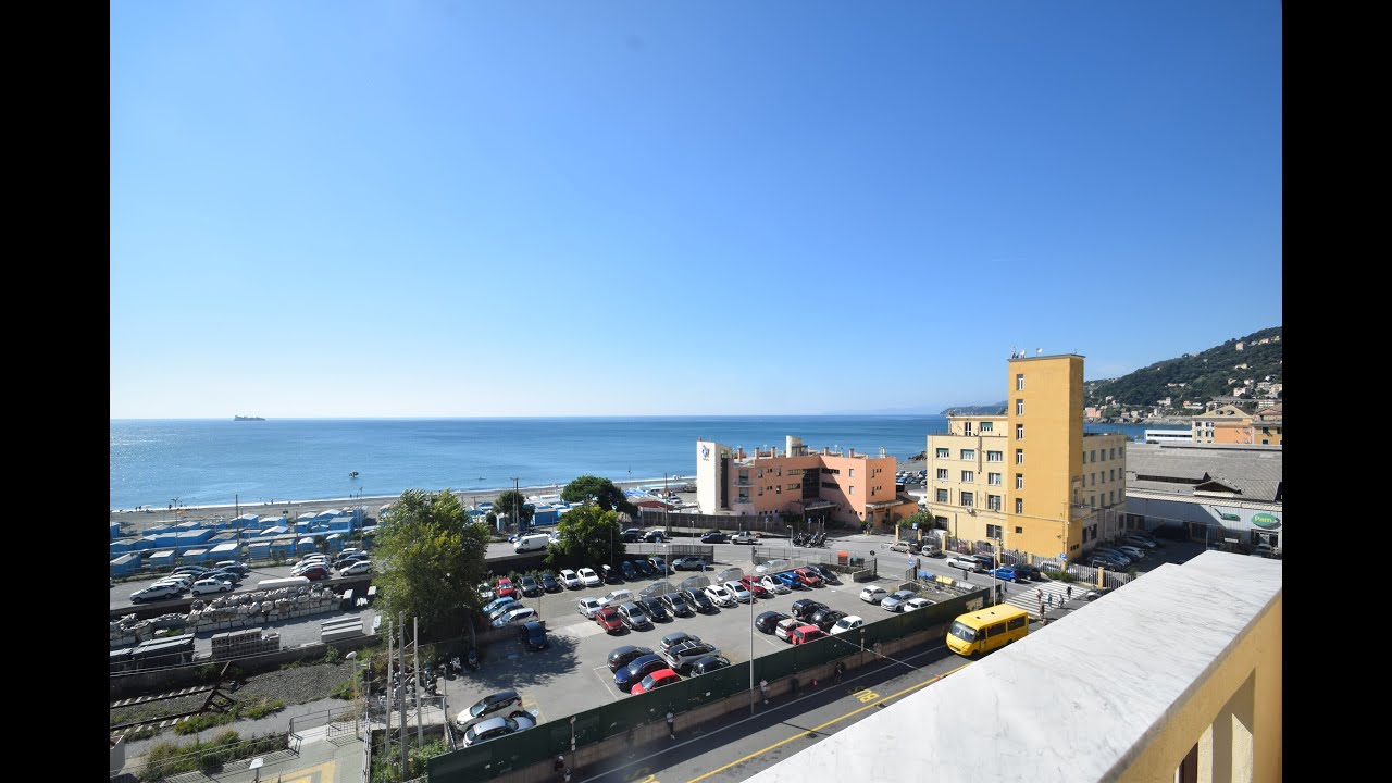 VOLTRI (Via Verità) ampissimo 9 vani ultimo piano balcone fronte mare ...