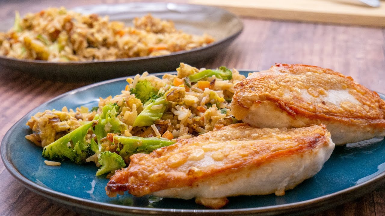 Stegte ris med sprødt kyllingebryst - Klassisk asiatisk tilberedt med ...