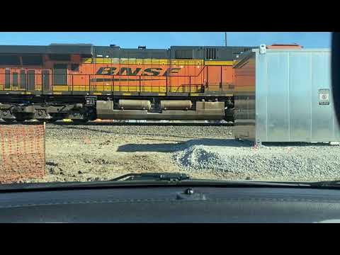BNSF 7506 leads the L-RDV0711 at Tower 60 - YouTube