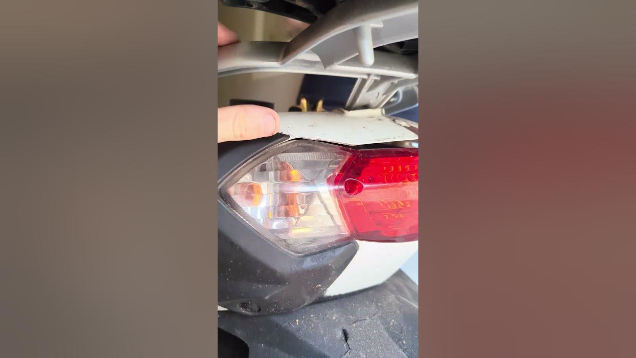 comment ouvrir le coffre bloqué d'un scooter - YouTube