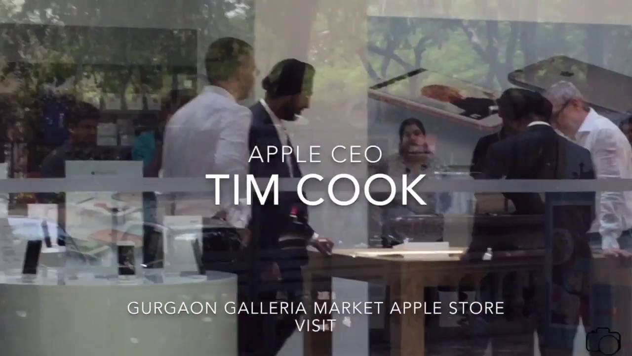 Tim Cook visits Apple Store in India - YouTube