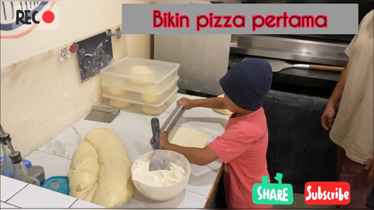 Bikin Pizza & Makan Pizza Raksasa! - YouTube