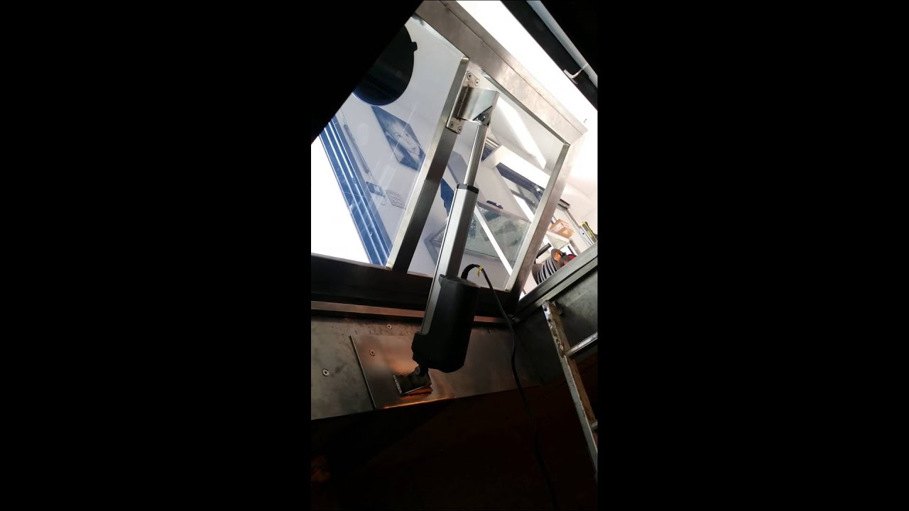 Trappe en verre avec vérin électrique - YouTube