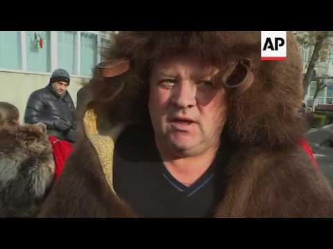Romanians don bearskins for New Year tradition