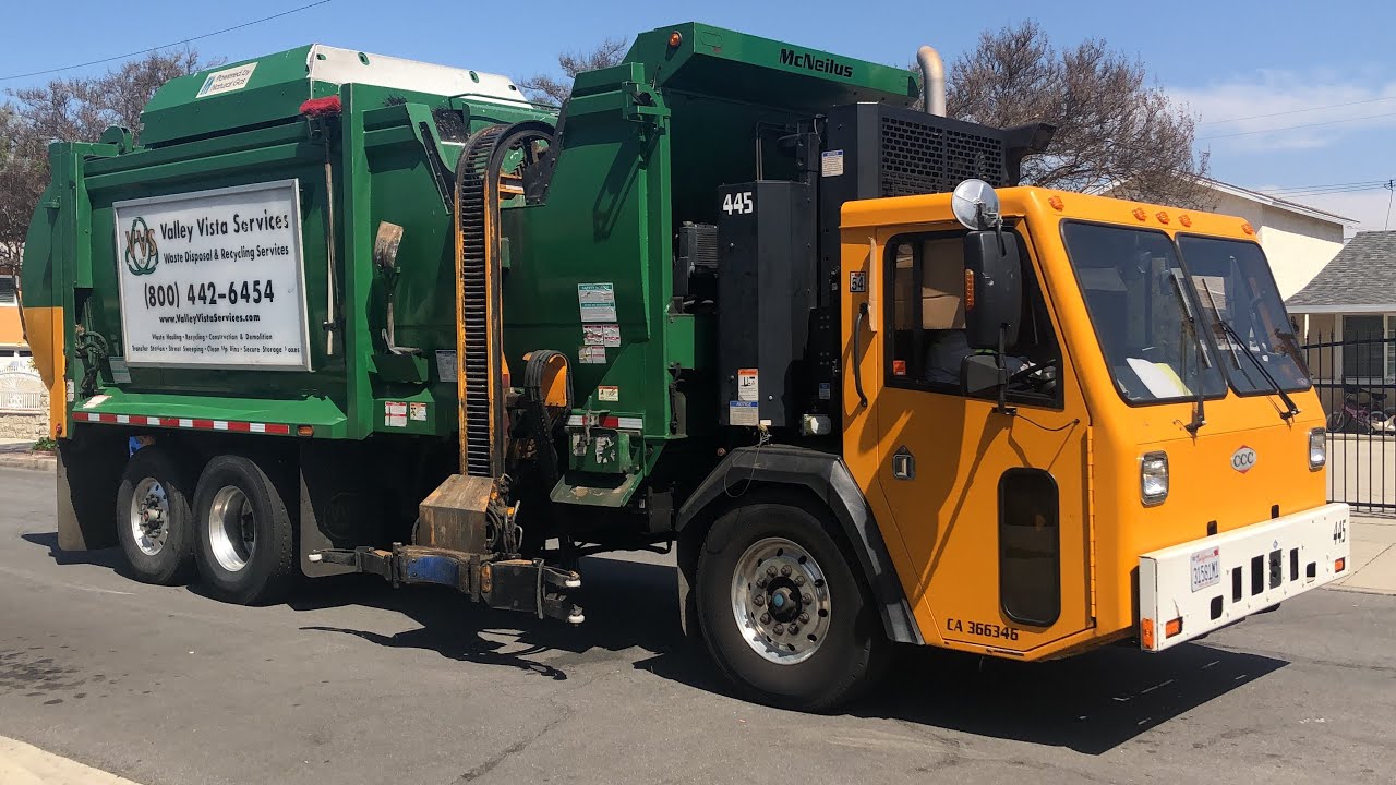 Valley Vista Services CCC LET2 McNeilus ZR truck #445 on green waste on ...