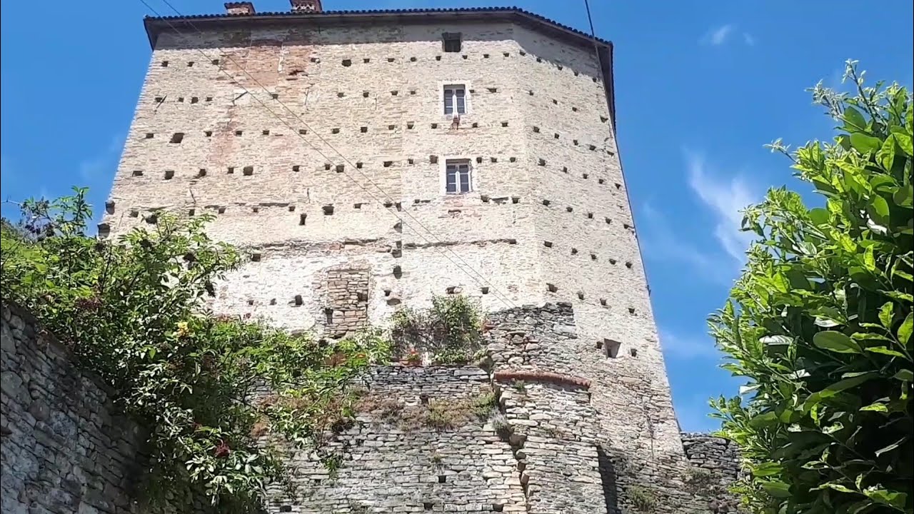 Marsaglia ed il castello dall'esterno. - YouTube