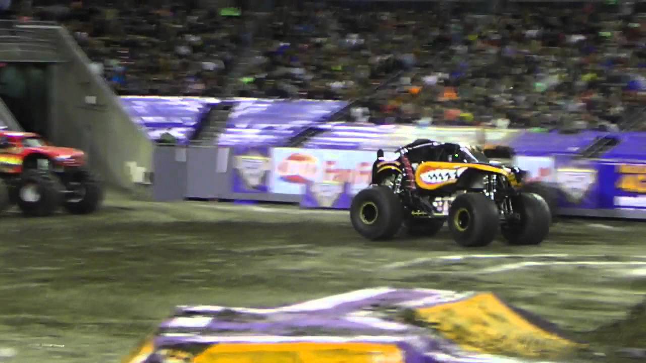 Monster Jam 2015 Tampa Monster Mutt - Freestyle - YouTube